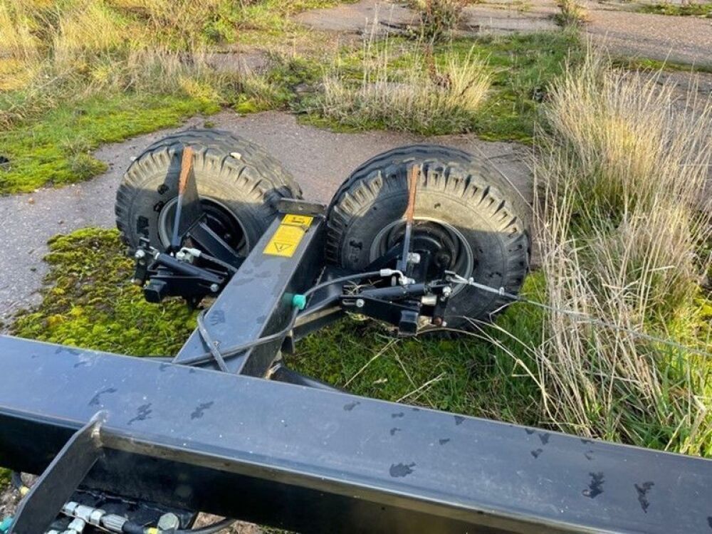 Shelbourne C9000 Tandem Axle Combine Header Trailer | Malcolm Harrison